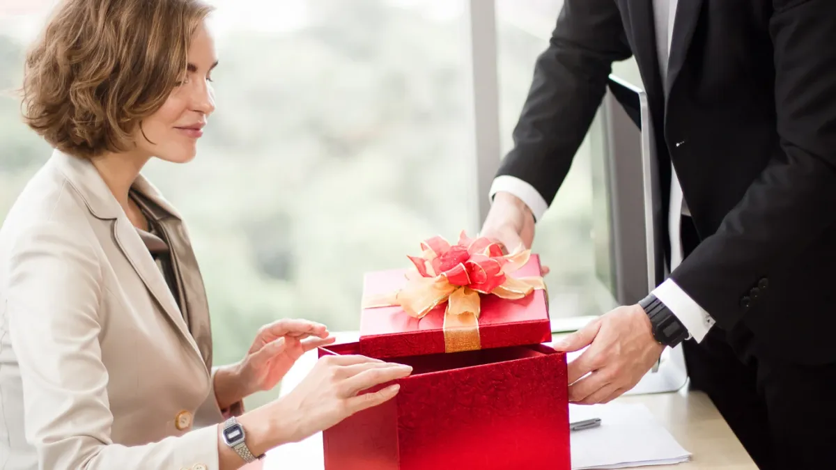 Corporate Gift Giving Etiquette: Dos and Don'ts